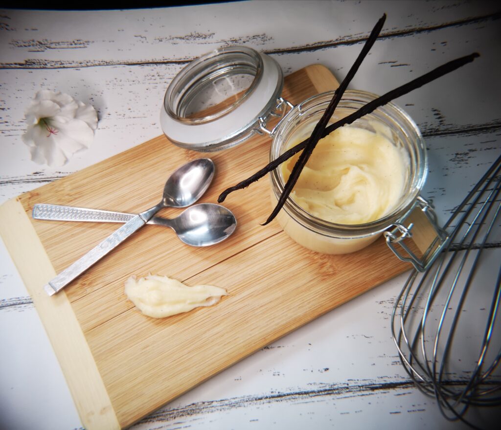 Laktosfri enkel vaniljkräm: perfekt till tårta - Allt om Bakning